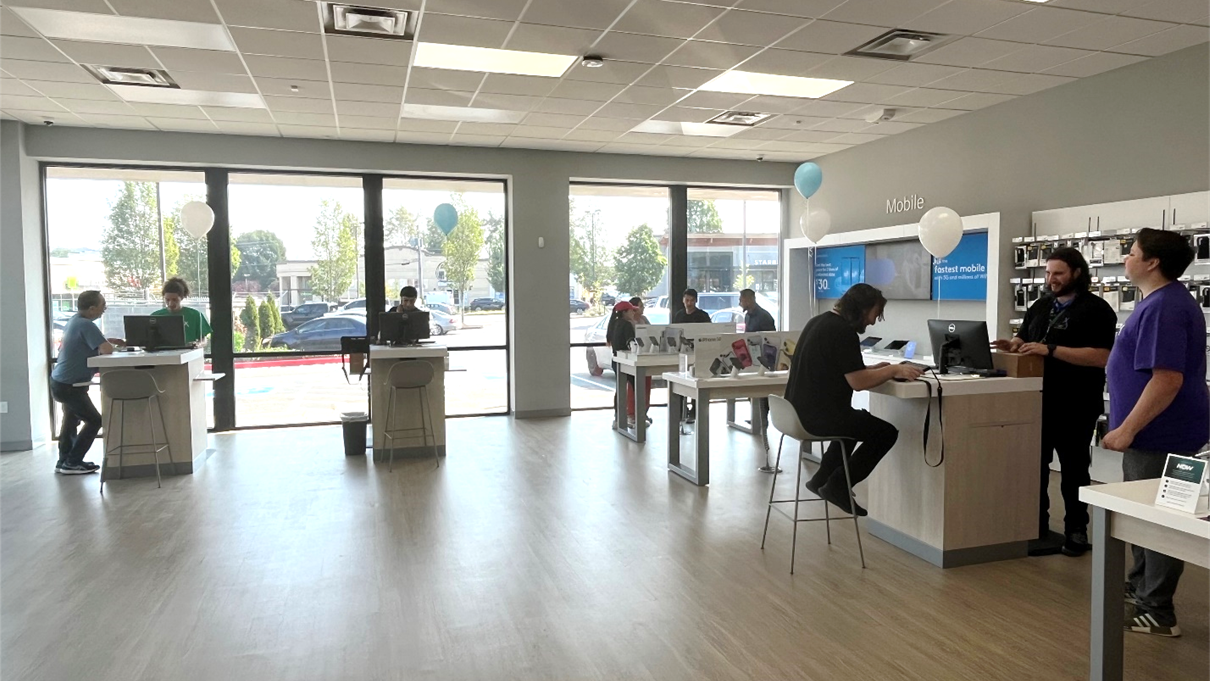 Xfinity Brings Next-Level Customer Service to Renton | Comcast Washington